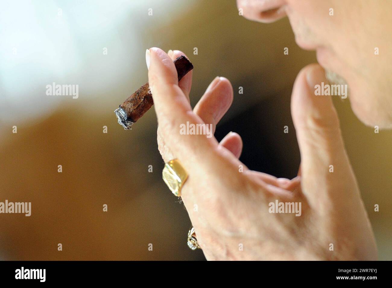 Fumare hi-res stock photography and images - Alamy