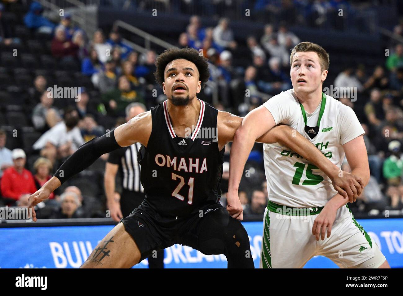 Nebraska-Omaha Mavericks forward Nick Davis (21) and North Dakota ...