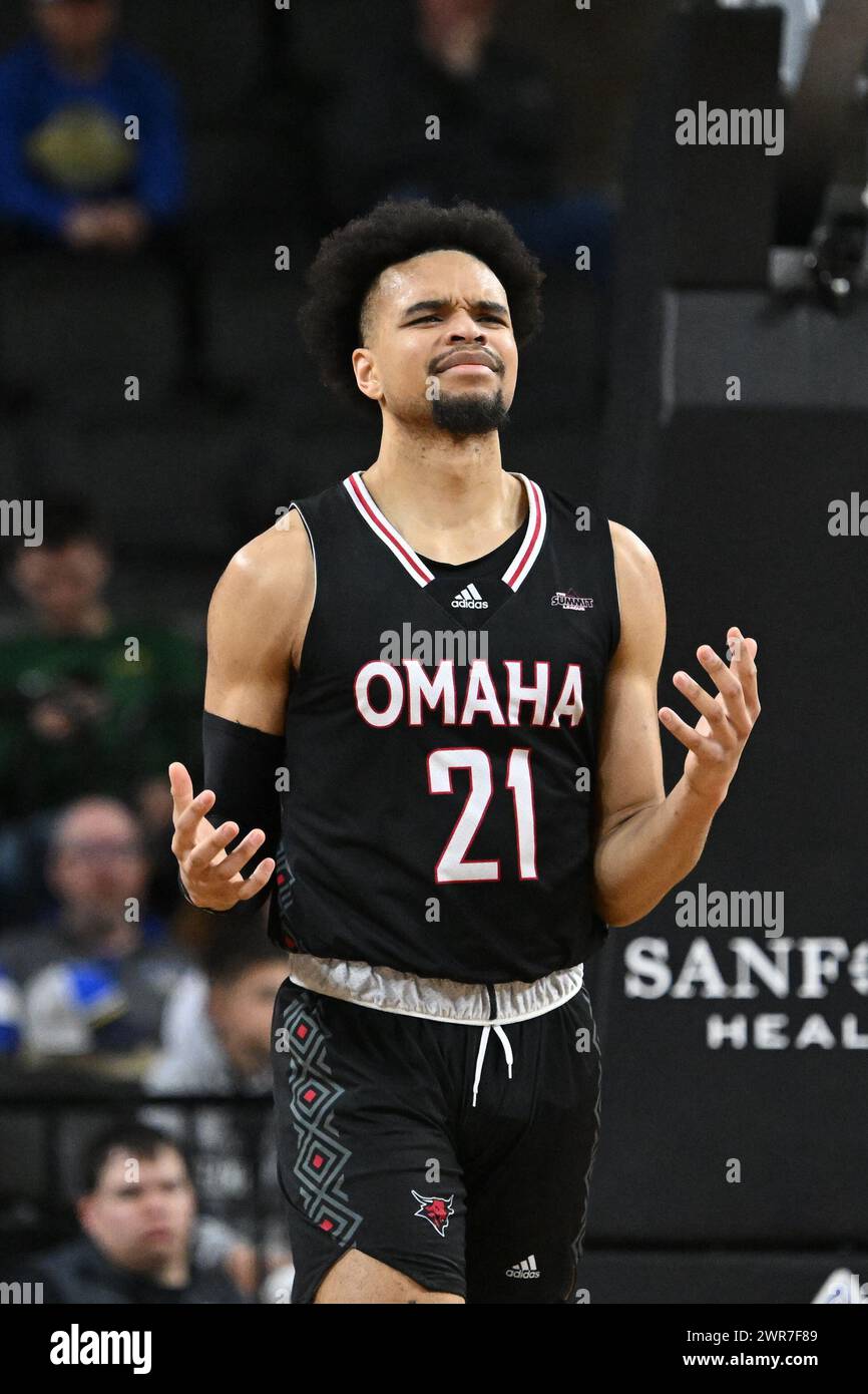 Nebraska-Omaha Mavericks forward Nick Davis (21) reacts to a foul call ...