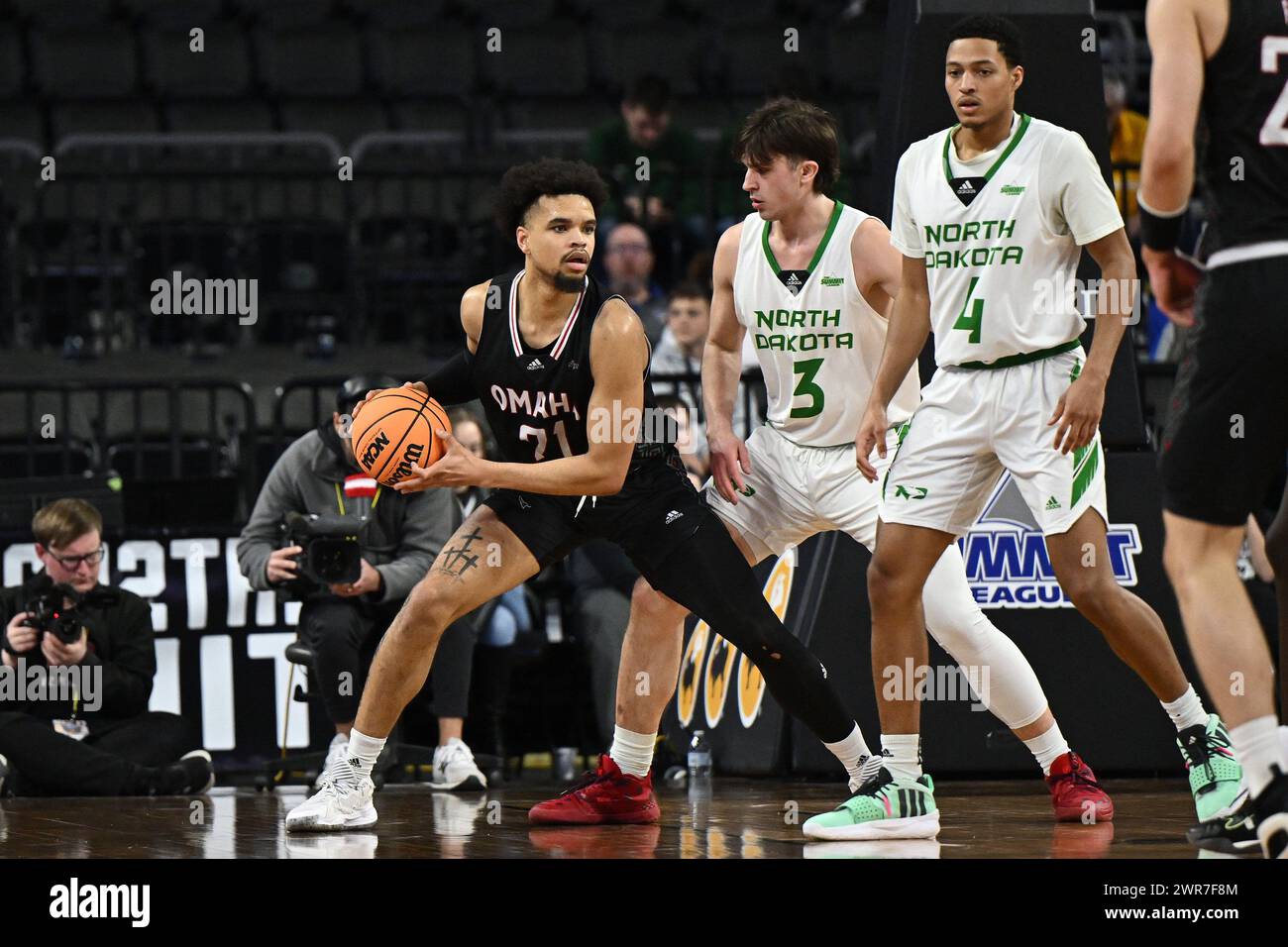 Nebraska-Omaha Mavericks forward Nick Davis (21) looks to pass the ball ...