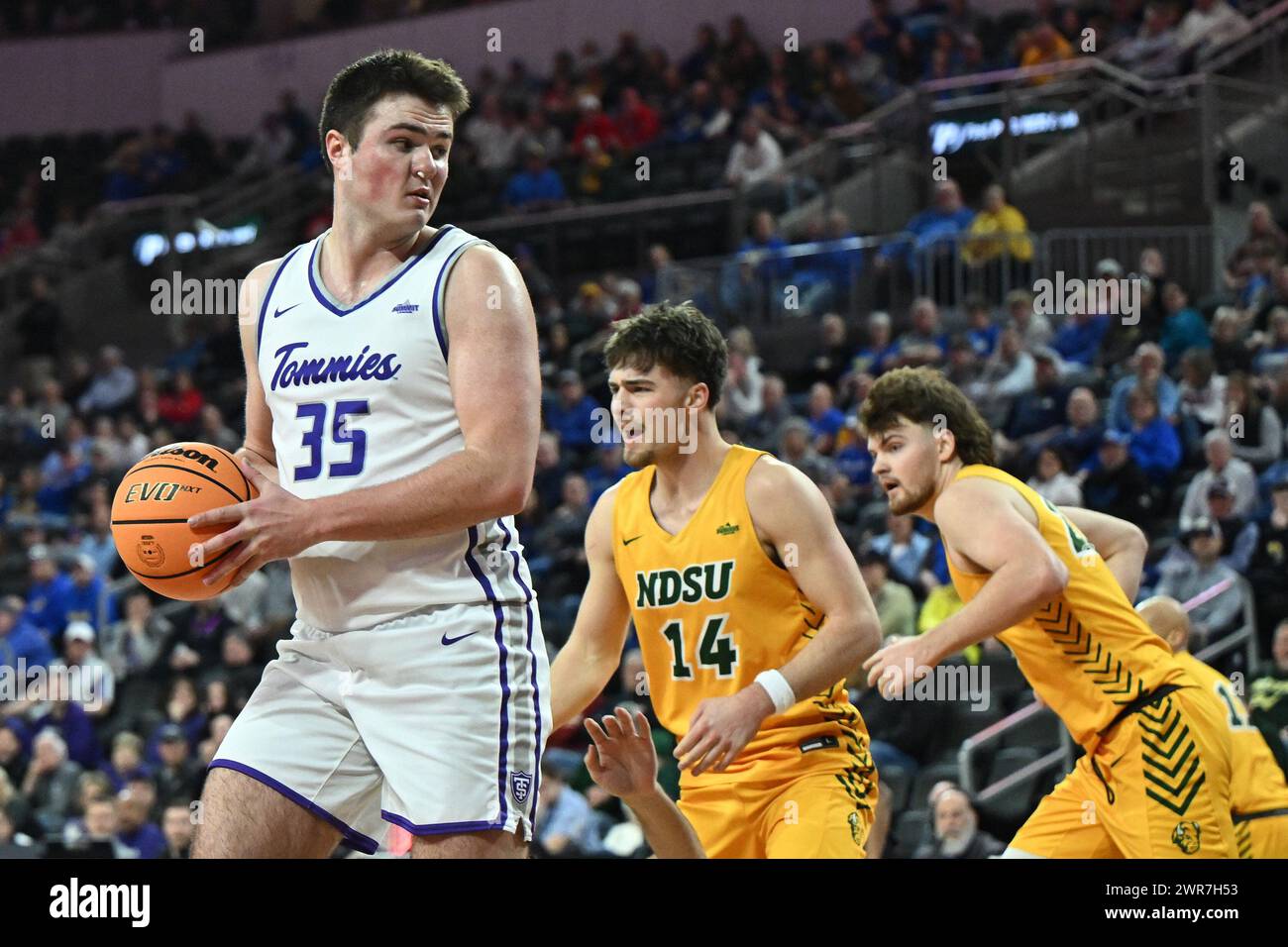St. Thomas - Minnesota Tommies forward Carter Bjerke (35) comes down ...