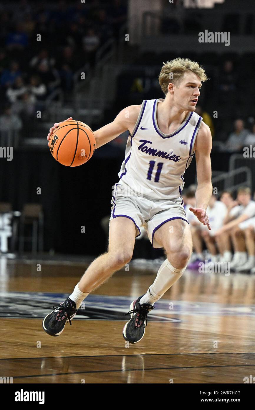 St. Thomas - Minnesota Tommies guard Drake Dobbs (11) brings the ball ...