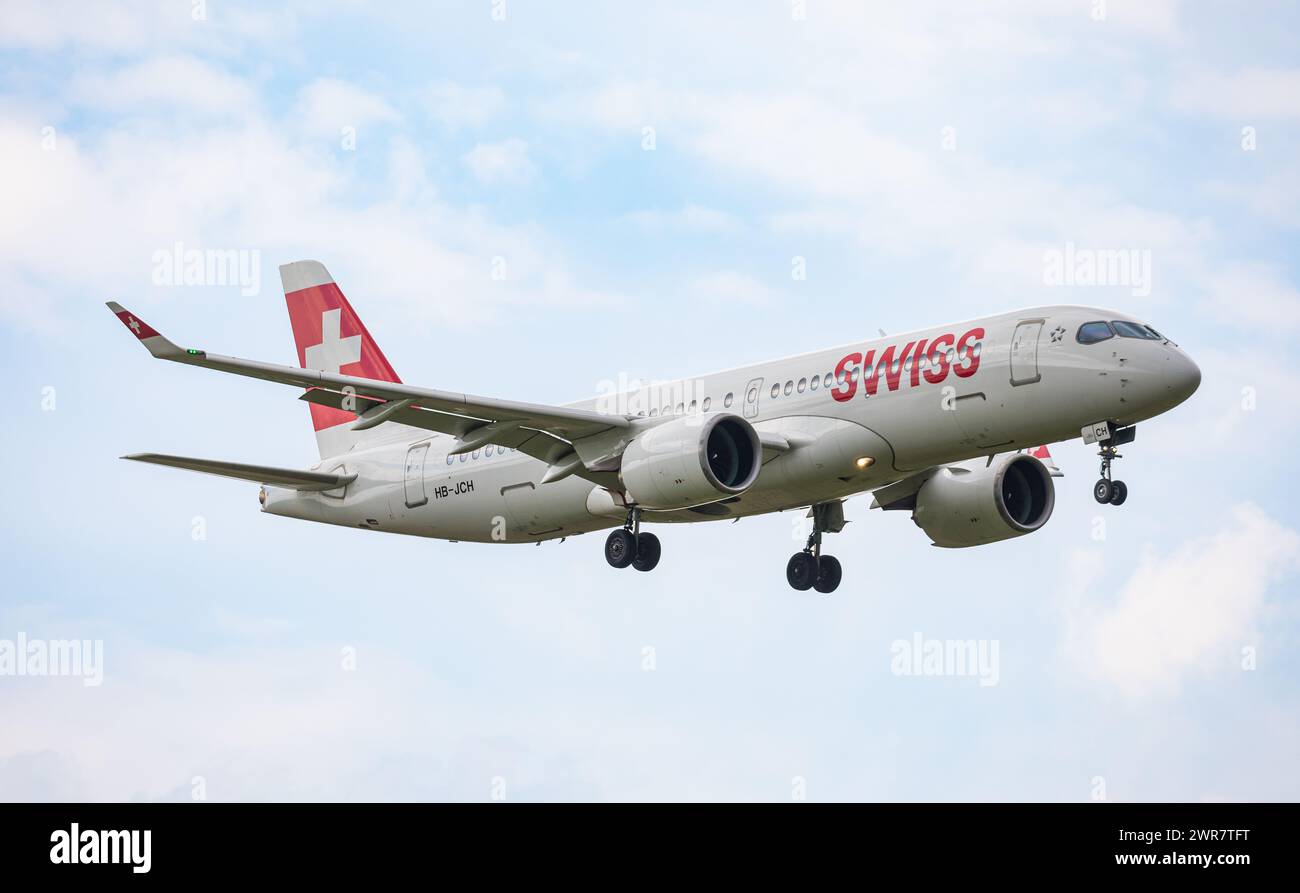 Ein Airbus A220-300 von Swiss International Airlines landet auf der Landebahn des FLughafen ...