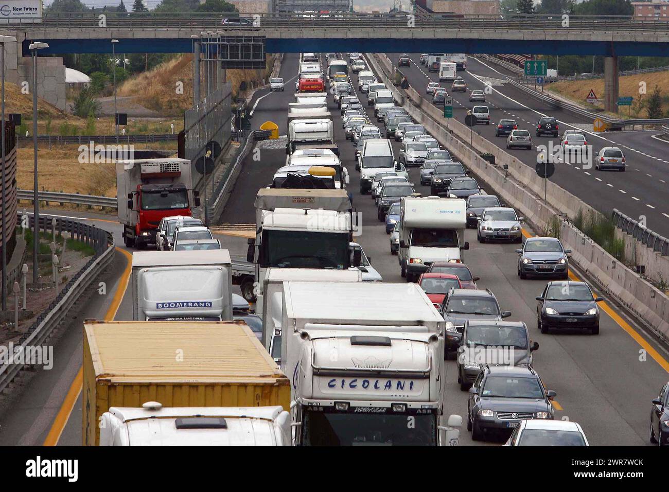 Traffico in strada hi-res stock photography and images - Alamy