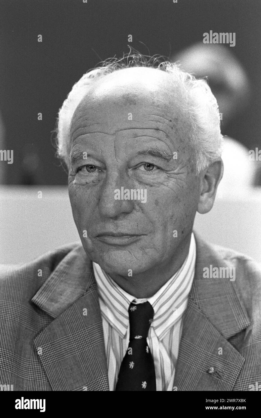 FDP-Politiker Walter Scheel beim 38. Bundesparteitag der FDP in Kiel ...