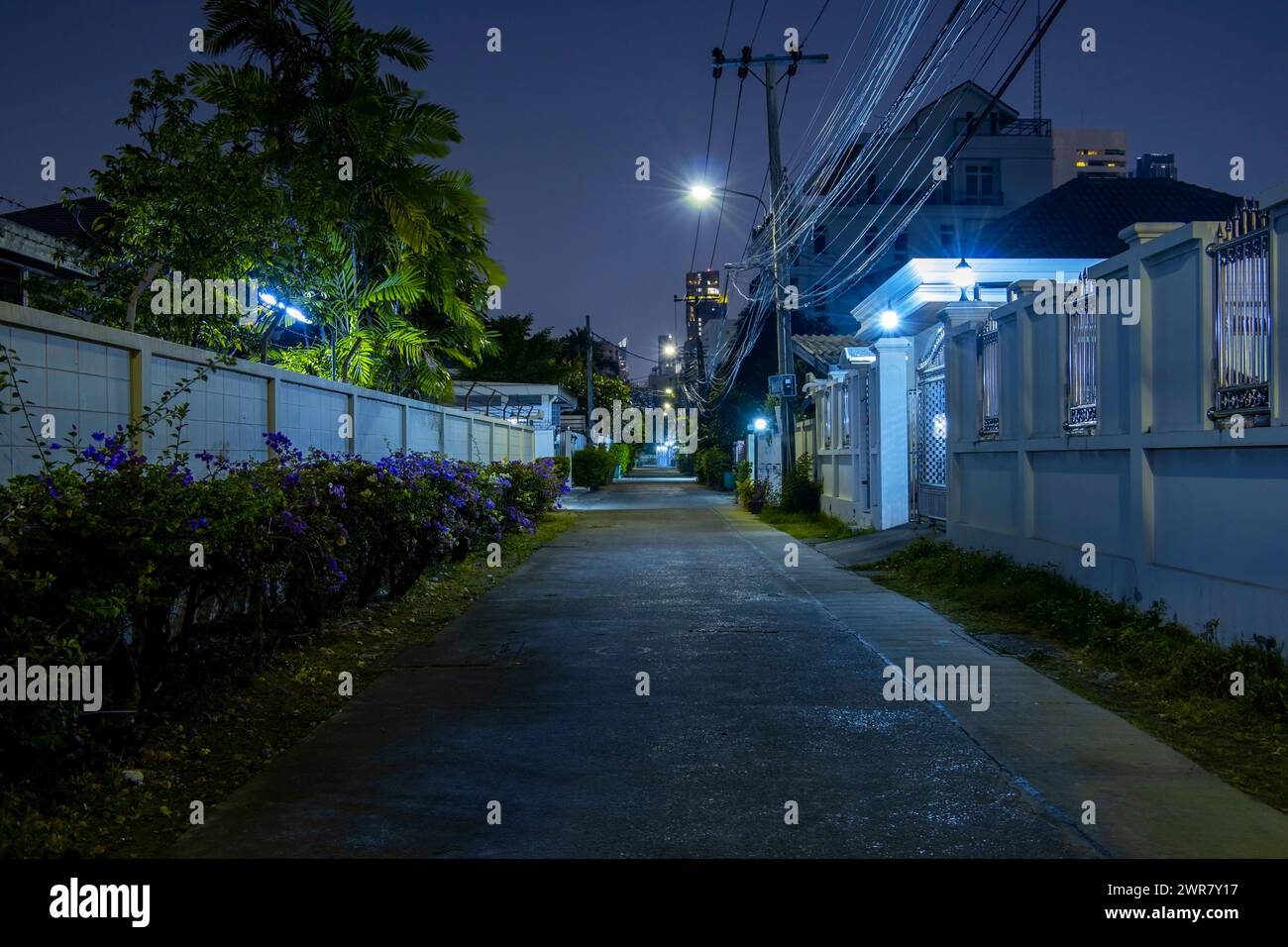 Straight street hi-res stock photography and images - Alamy