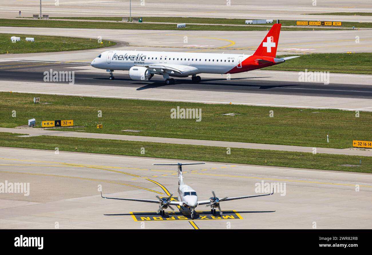 Ein Embraer 190-E2 von Helvetic Airways startet von Piste 28 des ...
