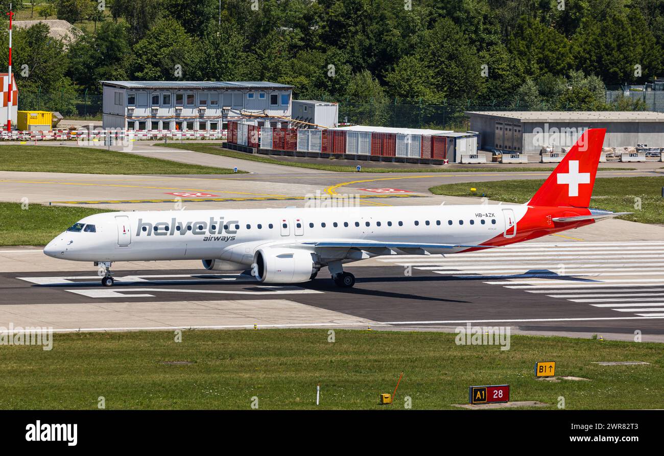 Ein Embraer 190-E2 von Helvetic Airways startet von Piste 28 des ...