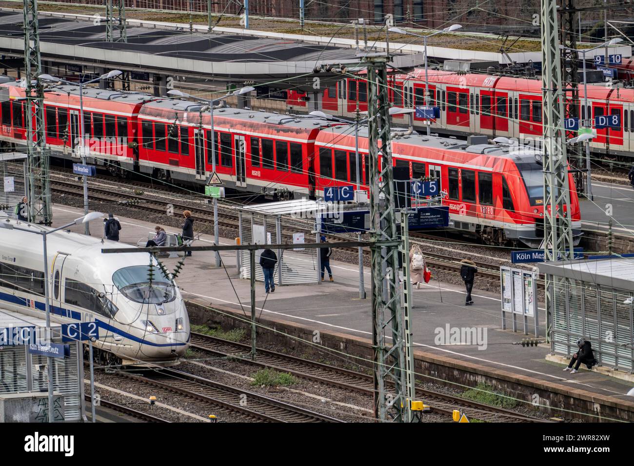 Railroad station, Cologne Messe/Deutz, platforms, tracks Cologne, NRW ...