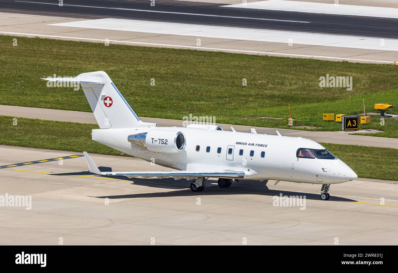 Ein Bombardier Challenger 604 von Swiss Air Force rollt auf dem ...