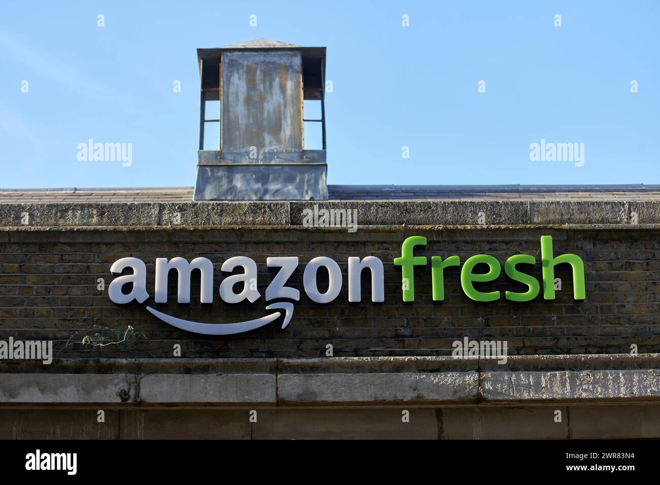 Amazon Fresh Supermarket sign, Angel, London, UK Stock Photo - Alamy