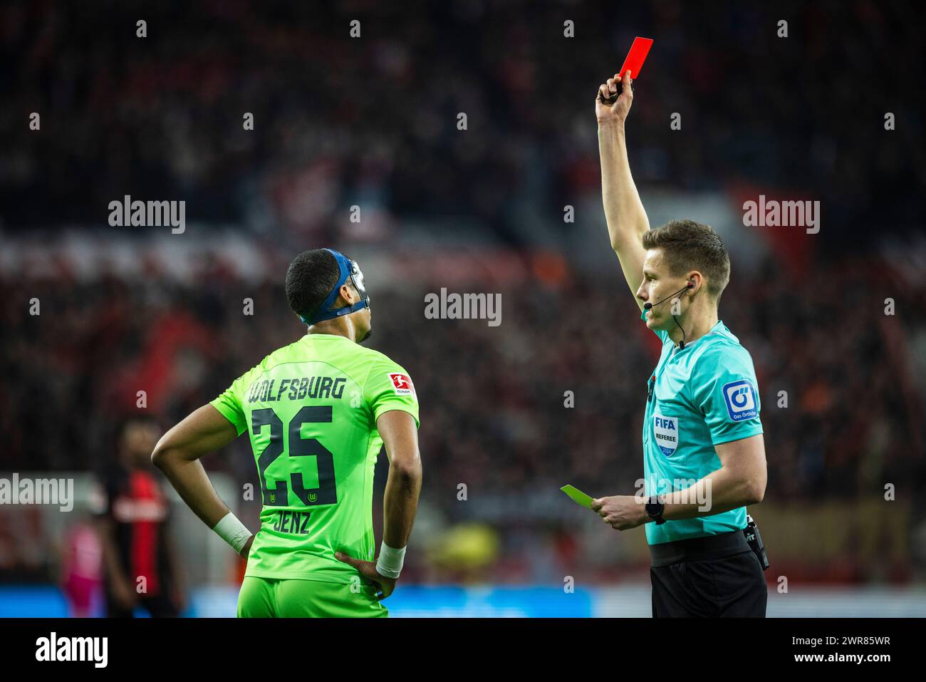 Zeigt die rote karte hi-res stock photography and images - Alamy