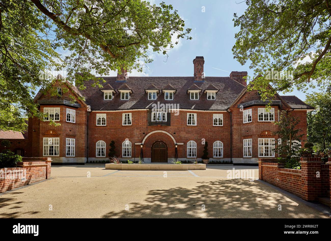 Mansion on Bishops avenue, one of the most affluent streets in London ...