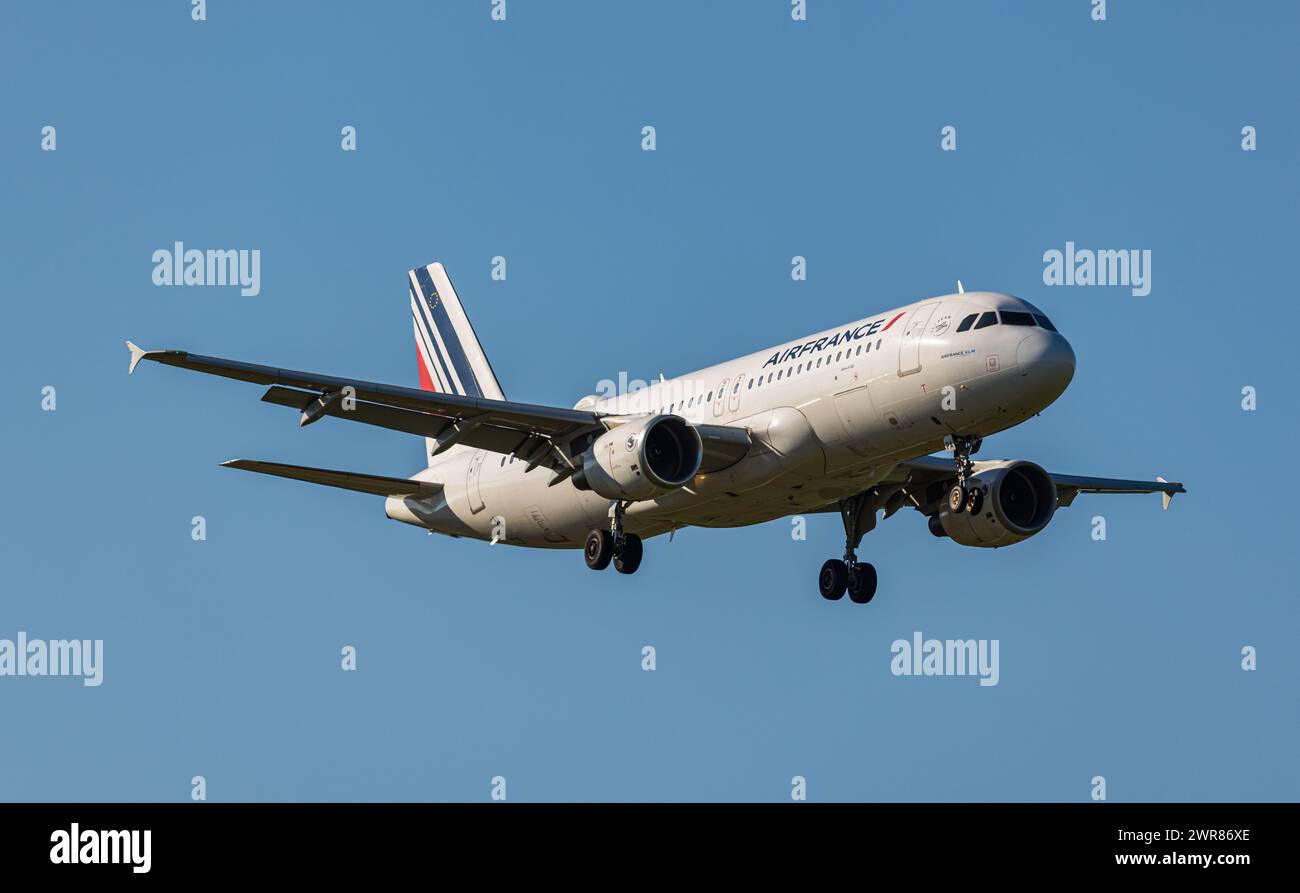 Ein Airbus A320-214 von Air France befindet sich, nach dem Flug von ...
