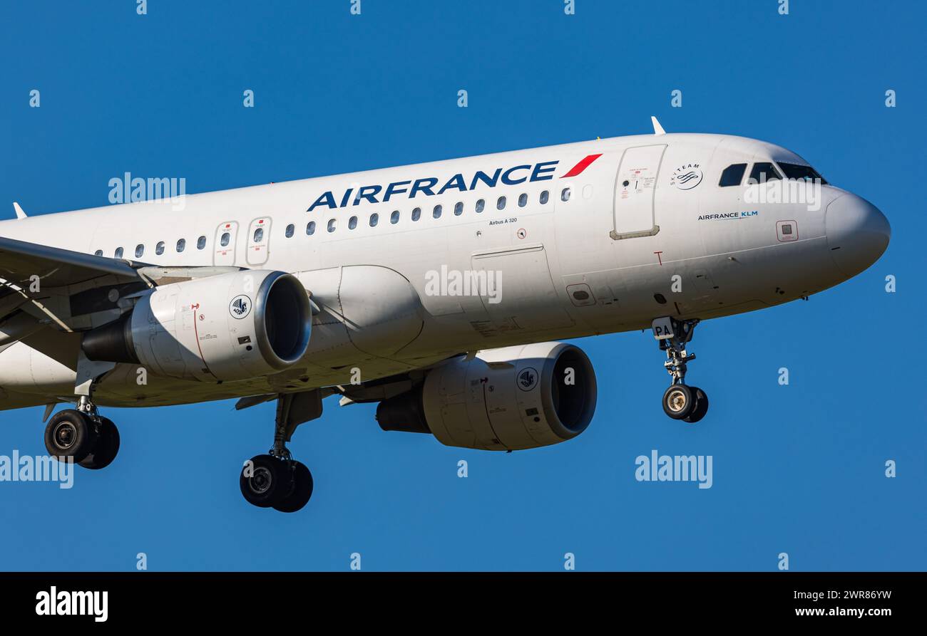 Ein Airbus A320-214 von Air France befindet sich, nach dem Flug von ...