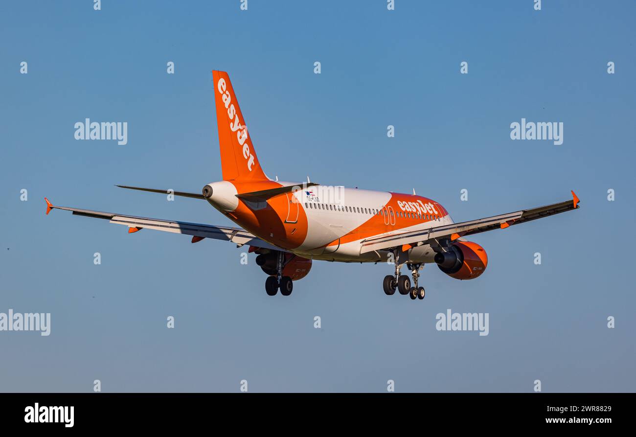 Ein Airbus A319-111 von der Billigfluggesellschaft EasyJet befindet ...