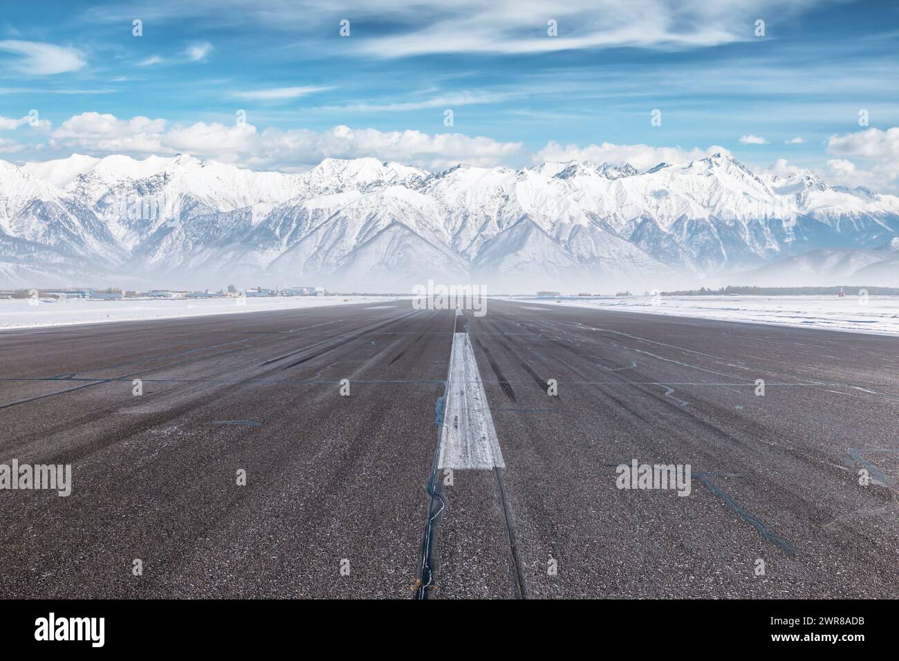 Empty airport runway hi-res stock photography and images - Alamy