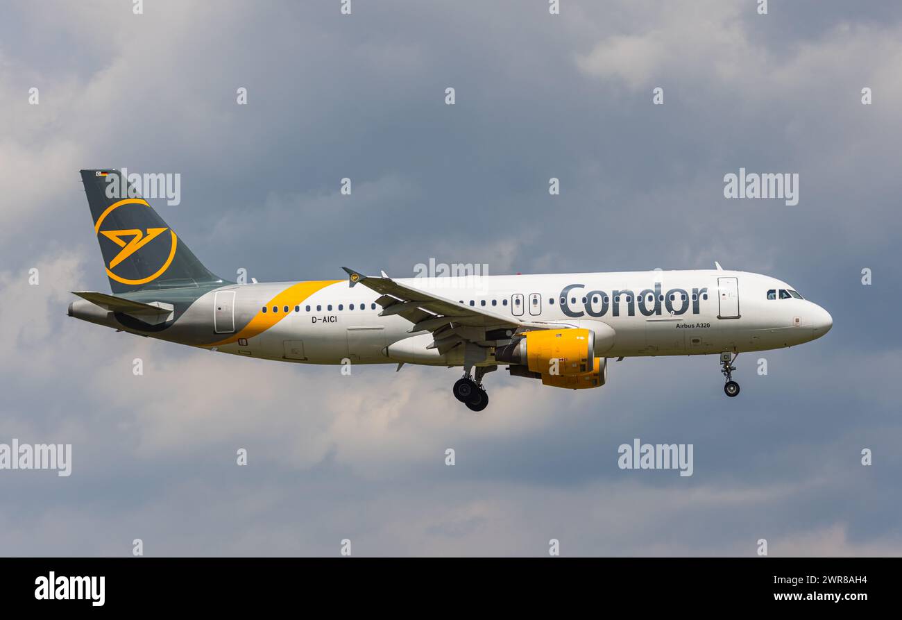 Ein Airbus A320-212 von Condor befindet sich im Landeanflug auf den Flughafen Zürich ...