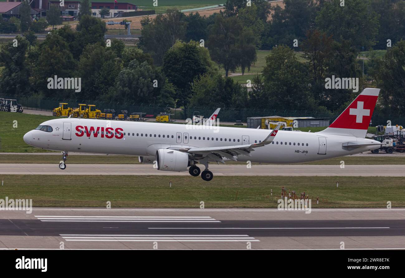 Vor einer heftigen Gewitterfront landet ein Airbus A321-271NX (Airbus ...