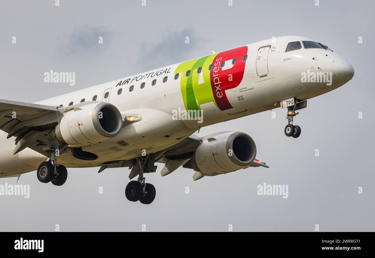 Ein Embraer 190AR von TAP Air Portugal Express im Landeanflug auf den ...