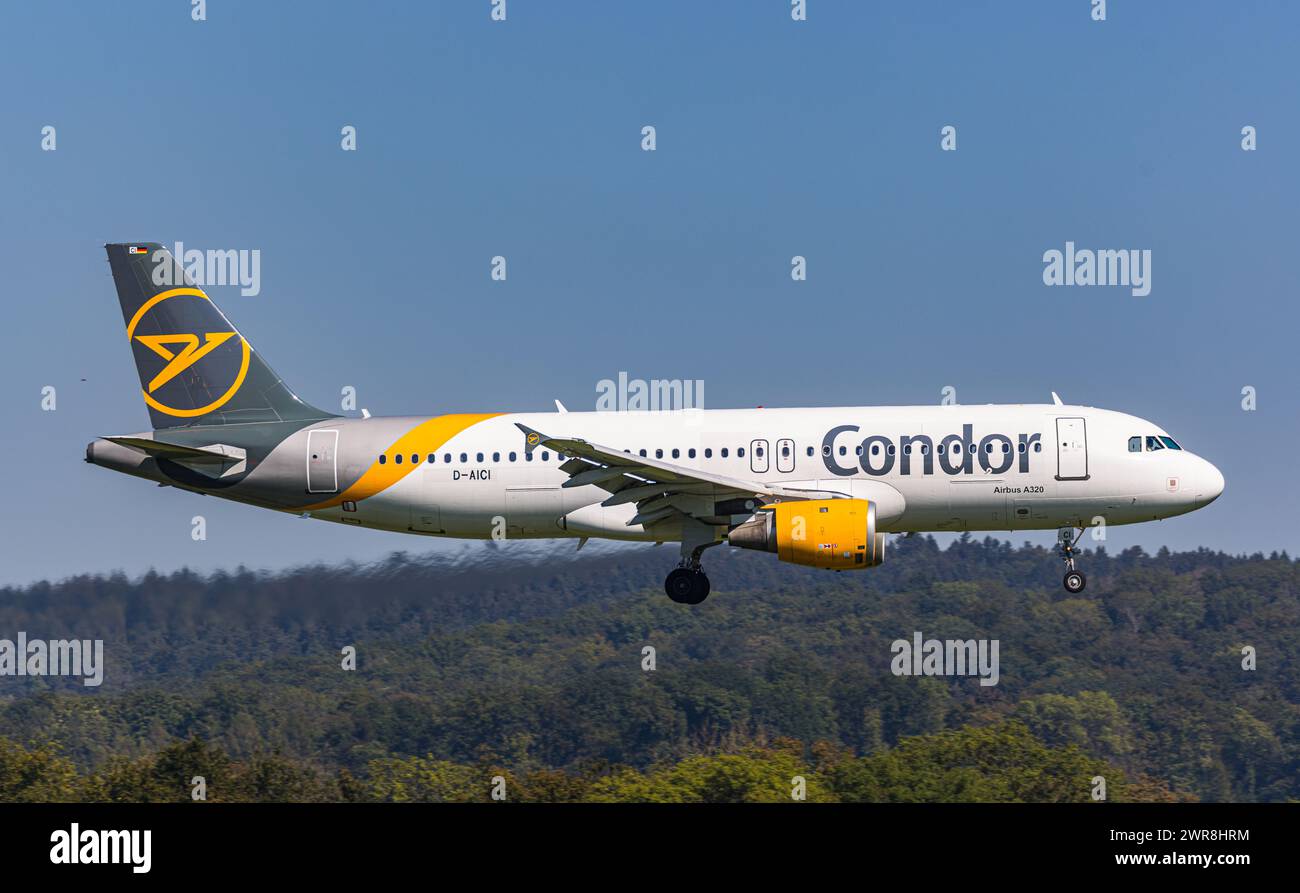 Ein Airbus A320-212 von Condor befindet sich im Landeanflug auf den Flughafen Zürich ...