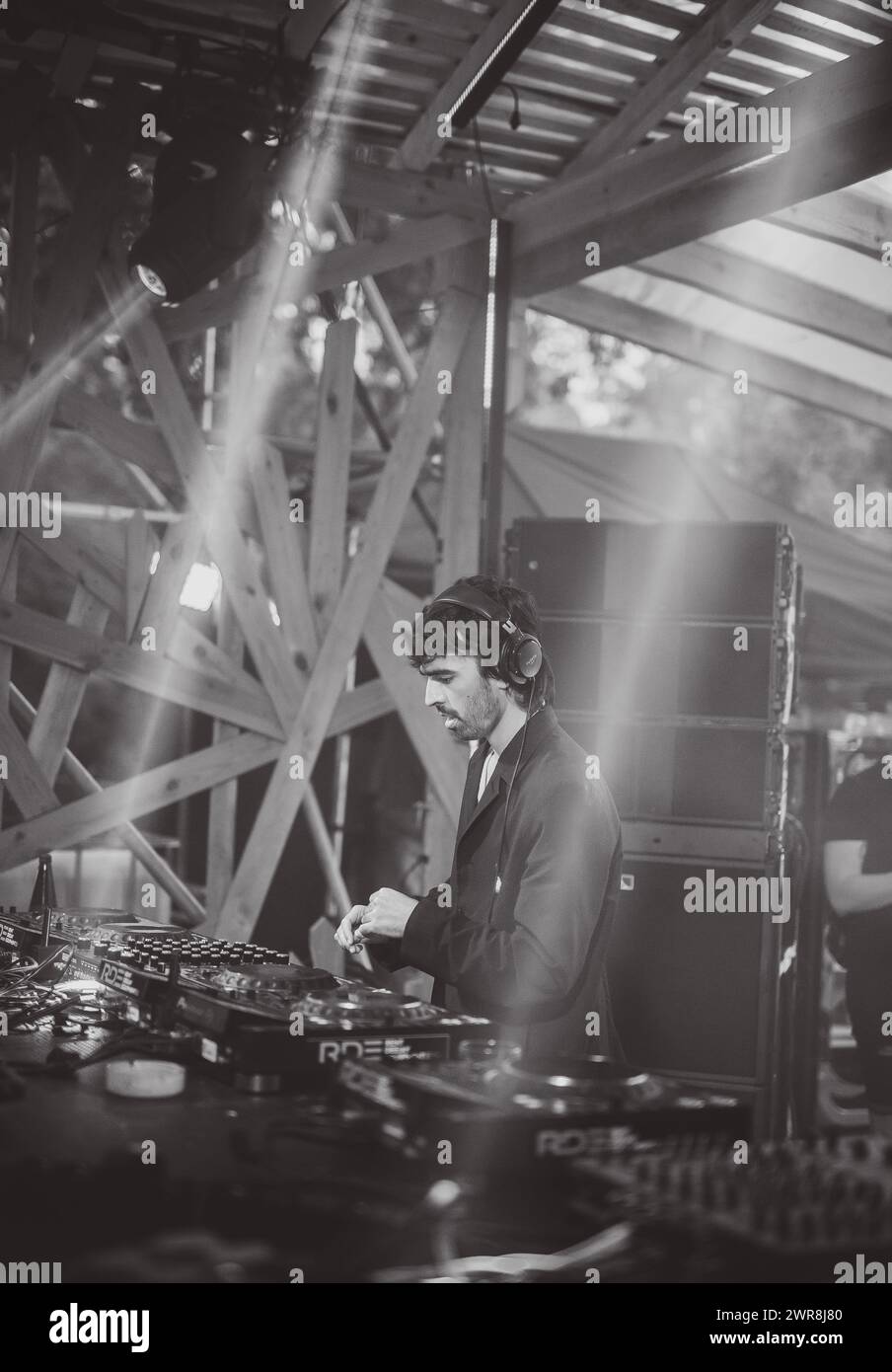 Dj playing music and people dancing hi-res stock photography and images ...