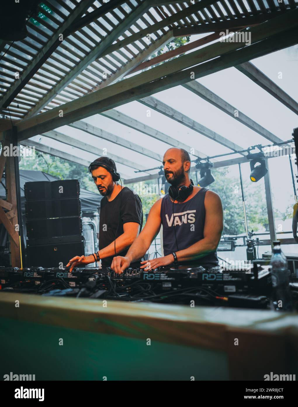 Dj playing music and people dancing hi-res stock photography and images ...