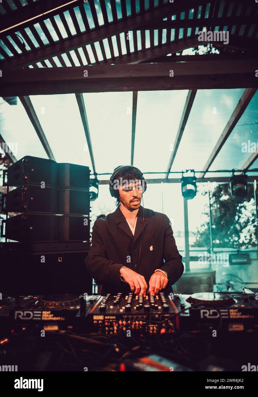 Dj playing music and people dancing hi-res stock photography and images ...