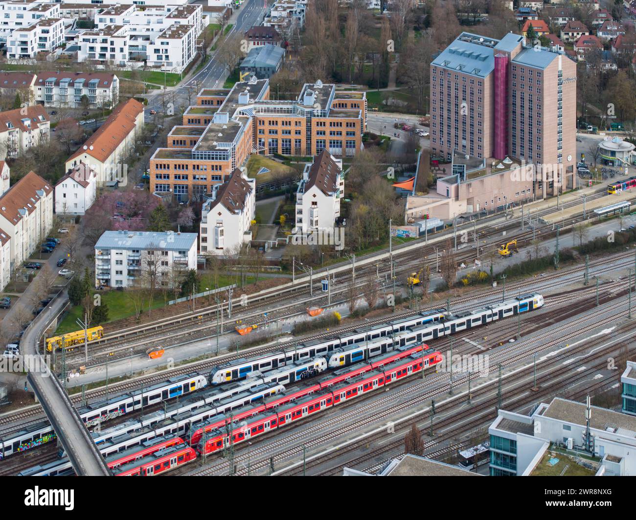 Bahnhof Stuttgart-Vaihingen mit Gleisen und S-Bahn. Pullman Stuttgart ...