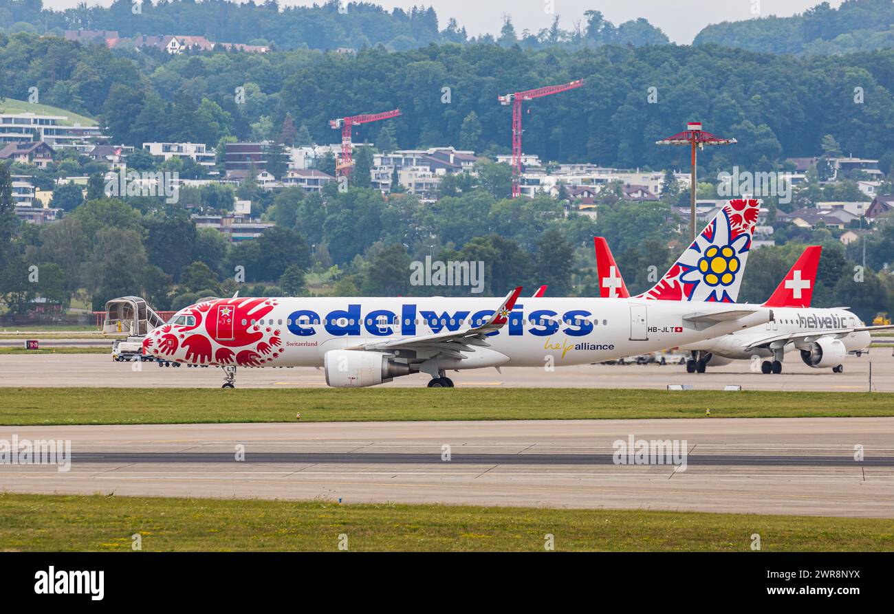 Ein Airbus A320-214 von Edelweiss Air rollt auf dem Flughafen Zürich ...