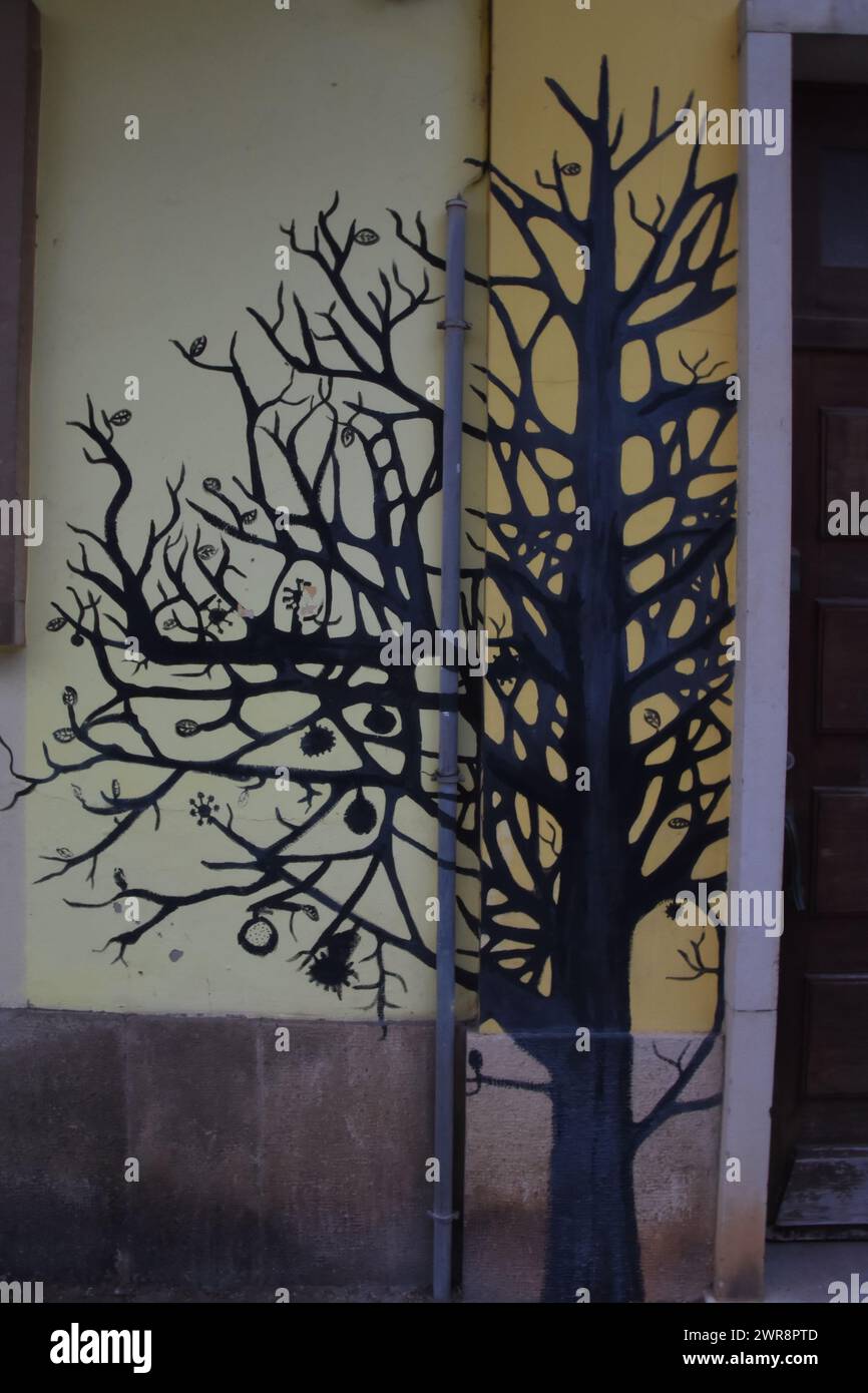Dessin d'un arbre sur une maison à Faro Stock Photo - Alamy