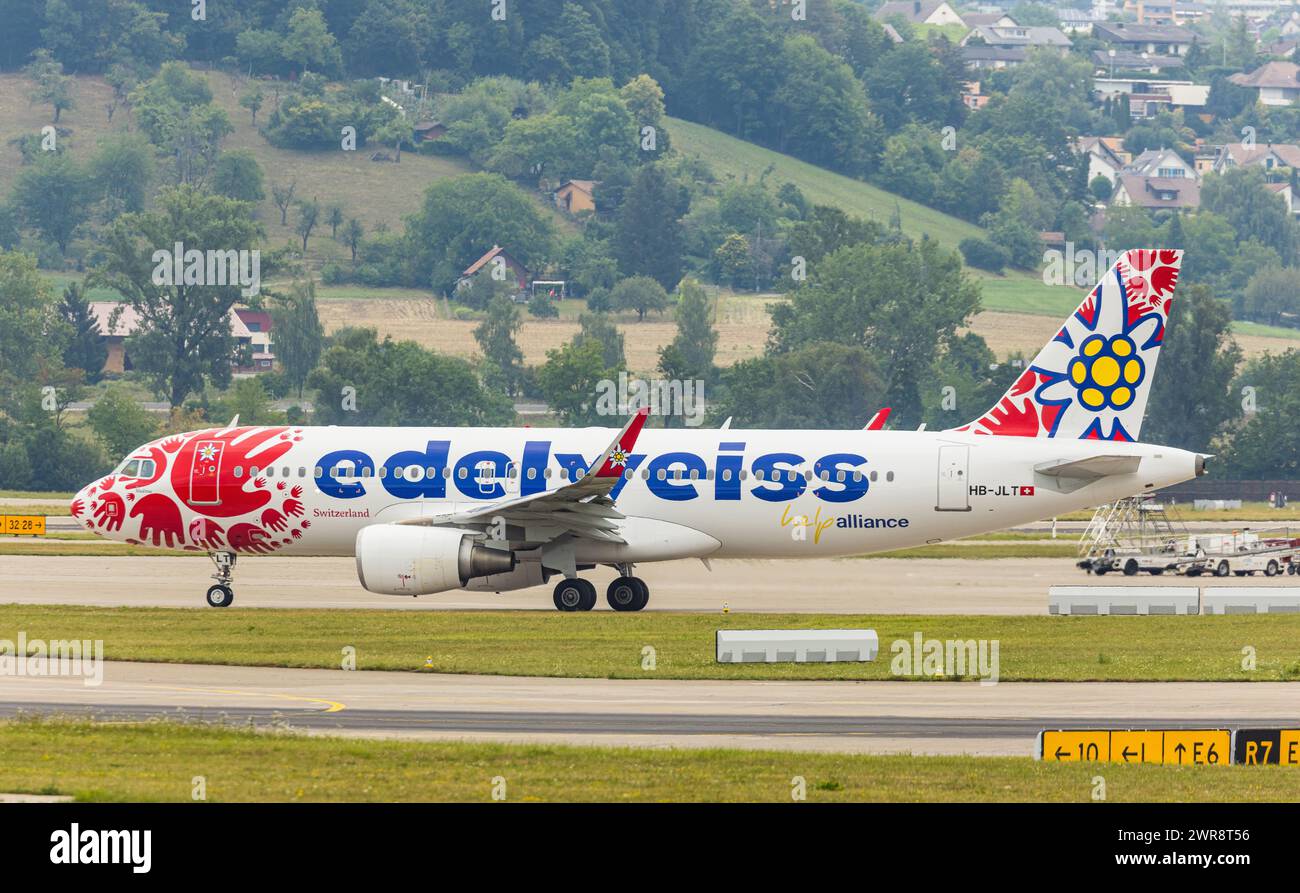 Mit der Sonderbemalung unter dem Titel 'Help Alliance' rollt ein Airbus ...