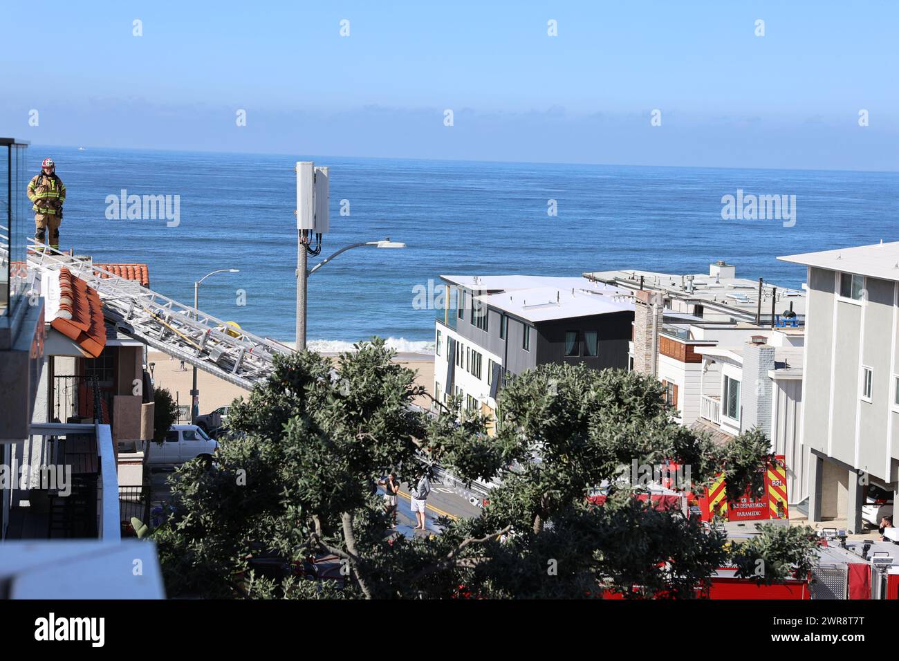 Firetruck in Manhattan Beach Putting out house fire Stock Photo - Alamy