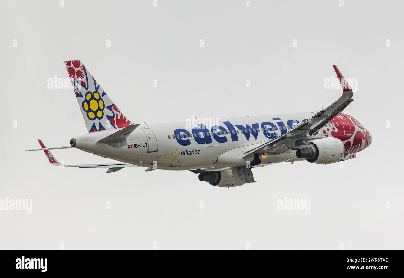 Ein Airbus A320-214 von Edelweiss Air startet vom Flughafen Zürich. Das ...