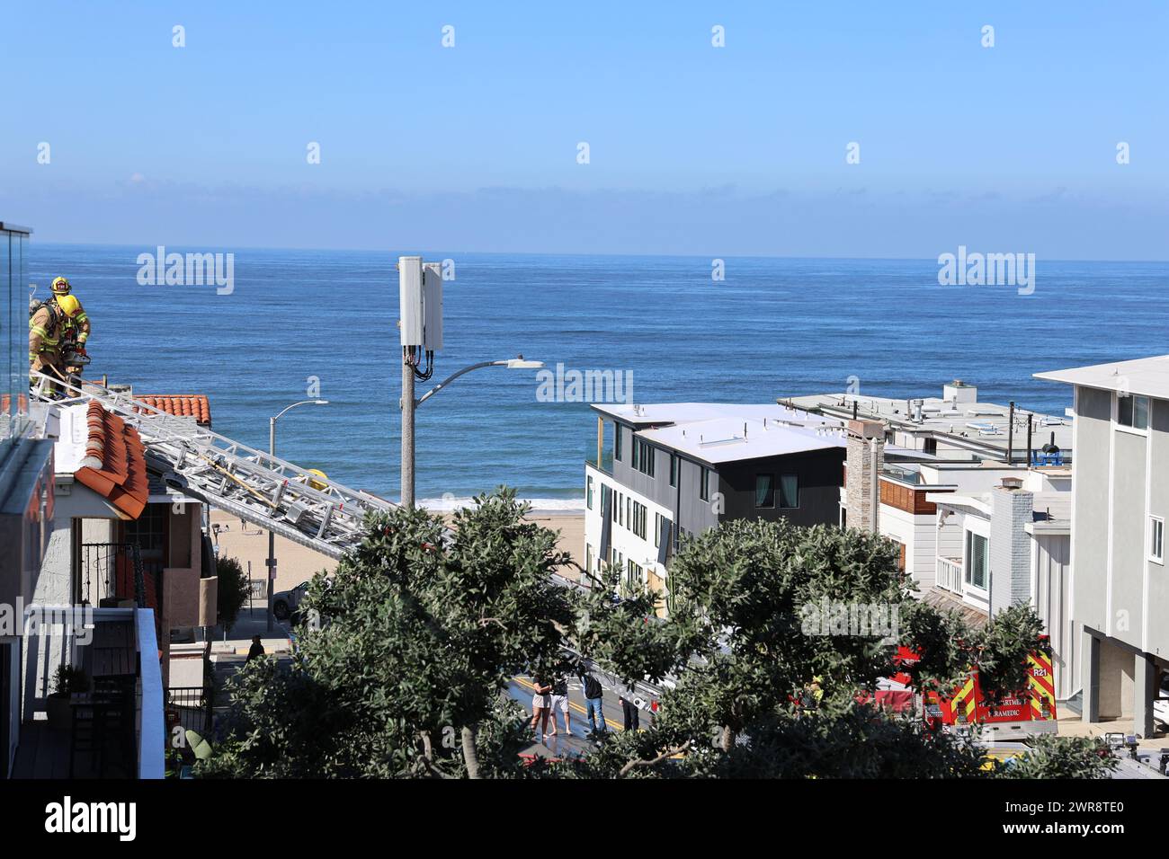 Firetruck in Manhattan Beach Putting out house fire Stock Photo - Alamy