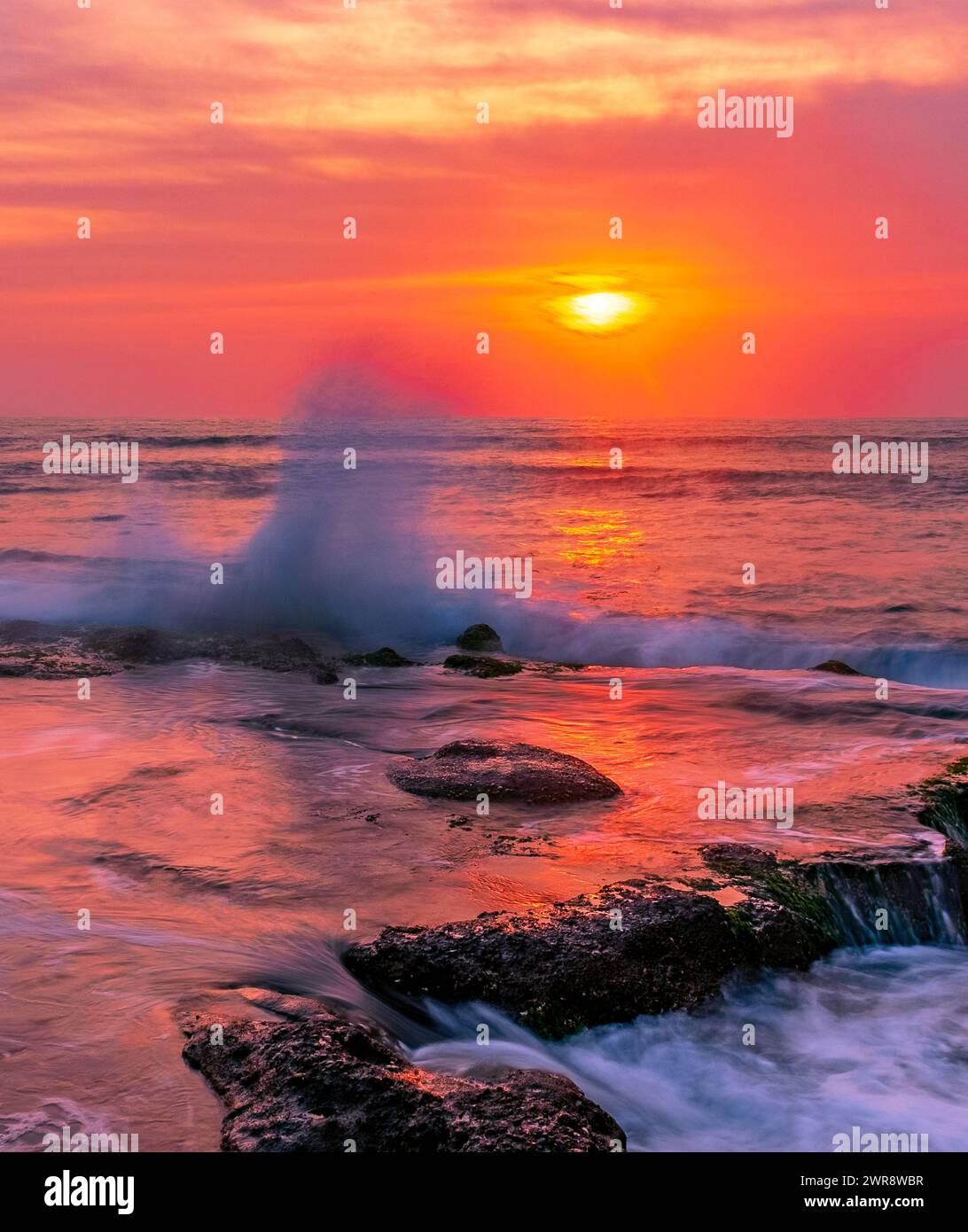 Giant waves hit rocks hi-res stock photography and images - Alamy