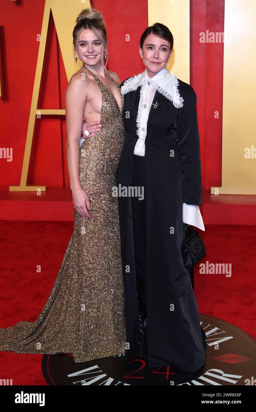Charlotte Lawrence und Christa Miller bei der Vanity Fair Oscar Party ...
