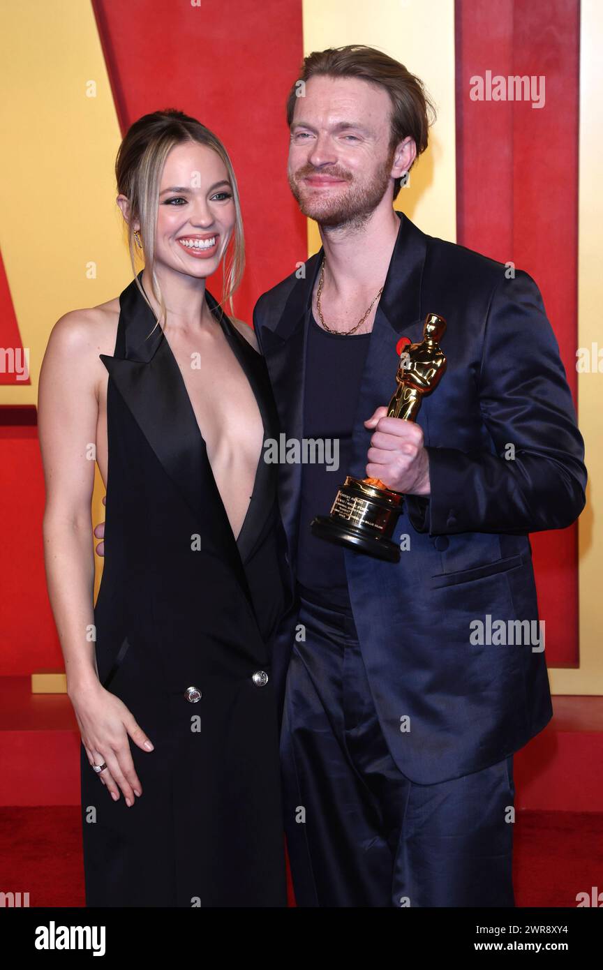 Claudia Sulewski und Finneas O'Connell bei der Vanity Fair Oscar Party ...