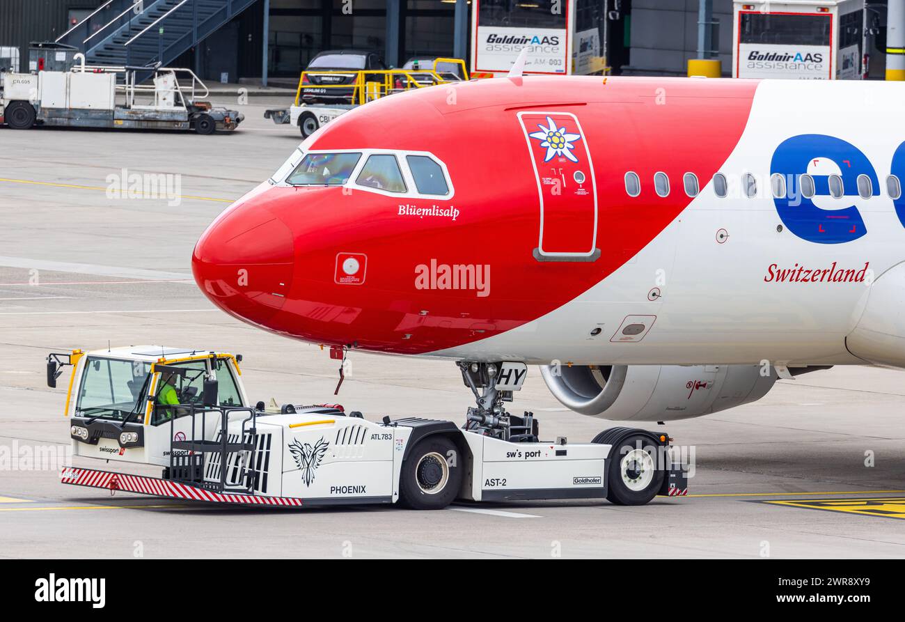 Ein Airbus A320-214 von Edelweiss Air beim Push-Back-Manöver auf dem ...