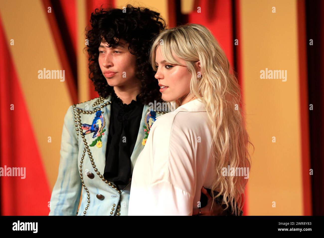 Towa Bird und Renee Rapp bei der Vanity Fair Oscar Party 2024 ...