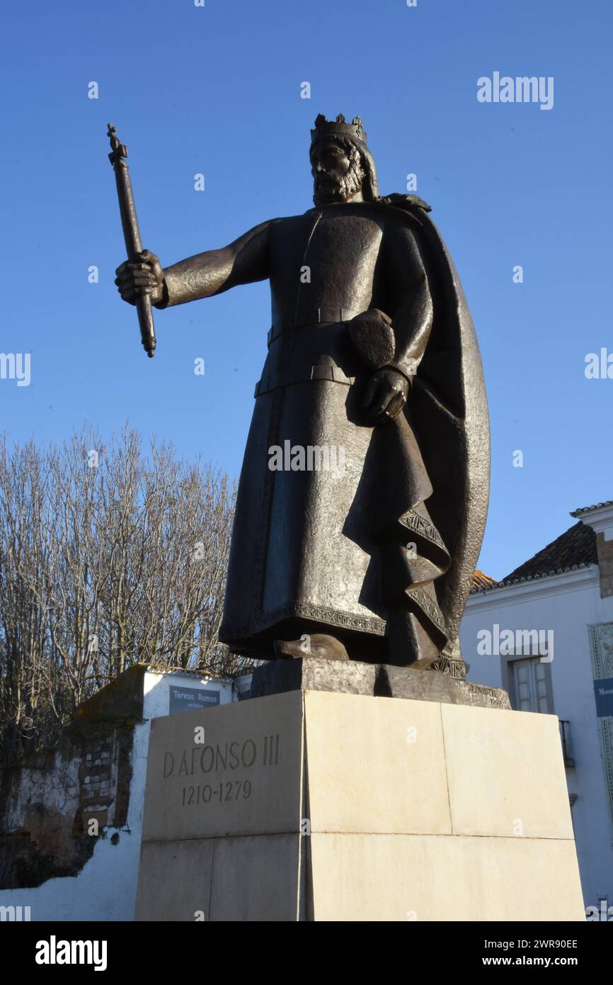 Monument d AFONSO III 1210-1279 à Faro Stock Photo - Alamy