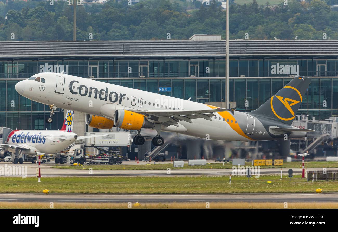Ein Airbus A320-214 von Condor startet von Startbahn 28 des Flughafen ...