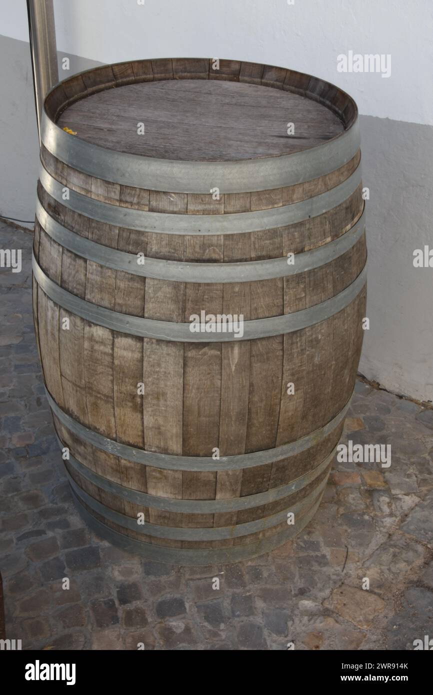 Un tonneau en bois devant un restaurant à Faro Stock Photo - Alamy