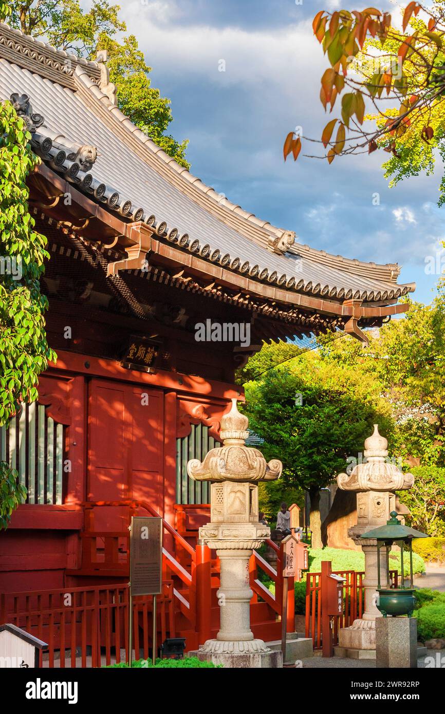 Japanse spiritual architecture in Tokyo. Yakushido hall built in 1649 ...