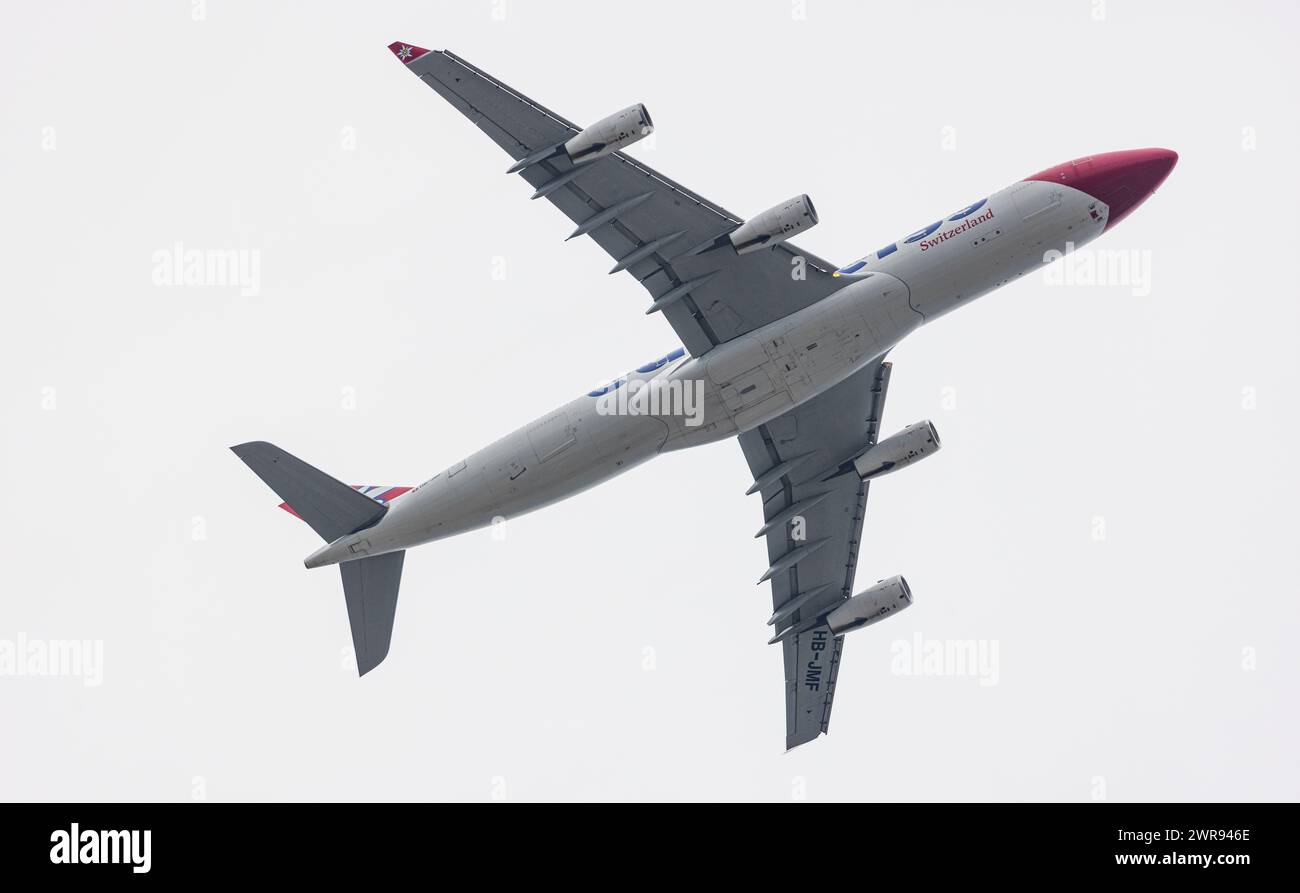Ein Airbus A340-313X von Edelweiss Air überfliegt den Flughafen Zürich ...