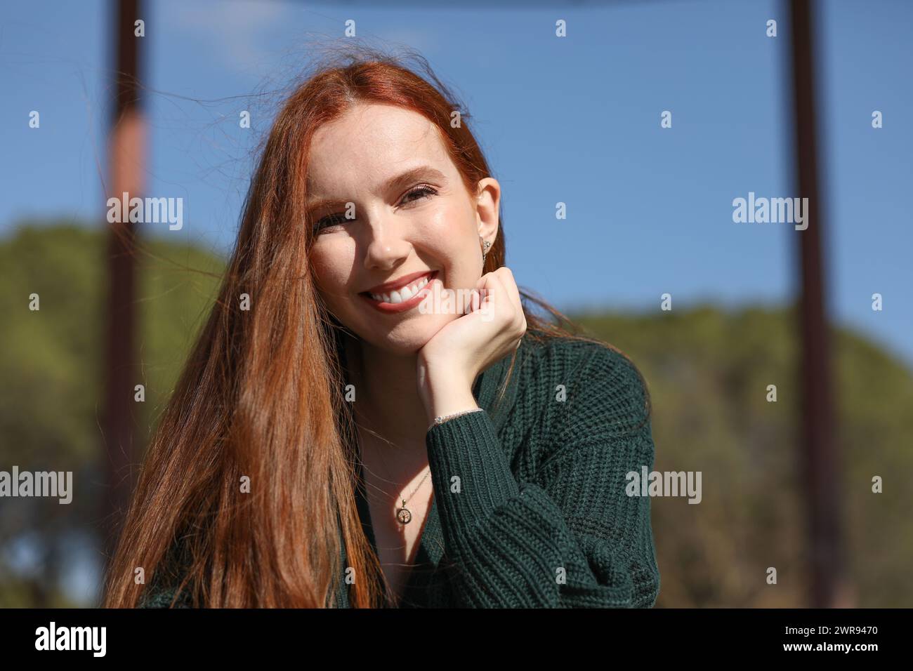 Girl smiles looking camera hi-res stock photography and images - Alamy