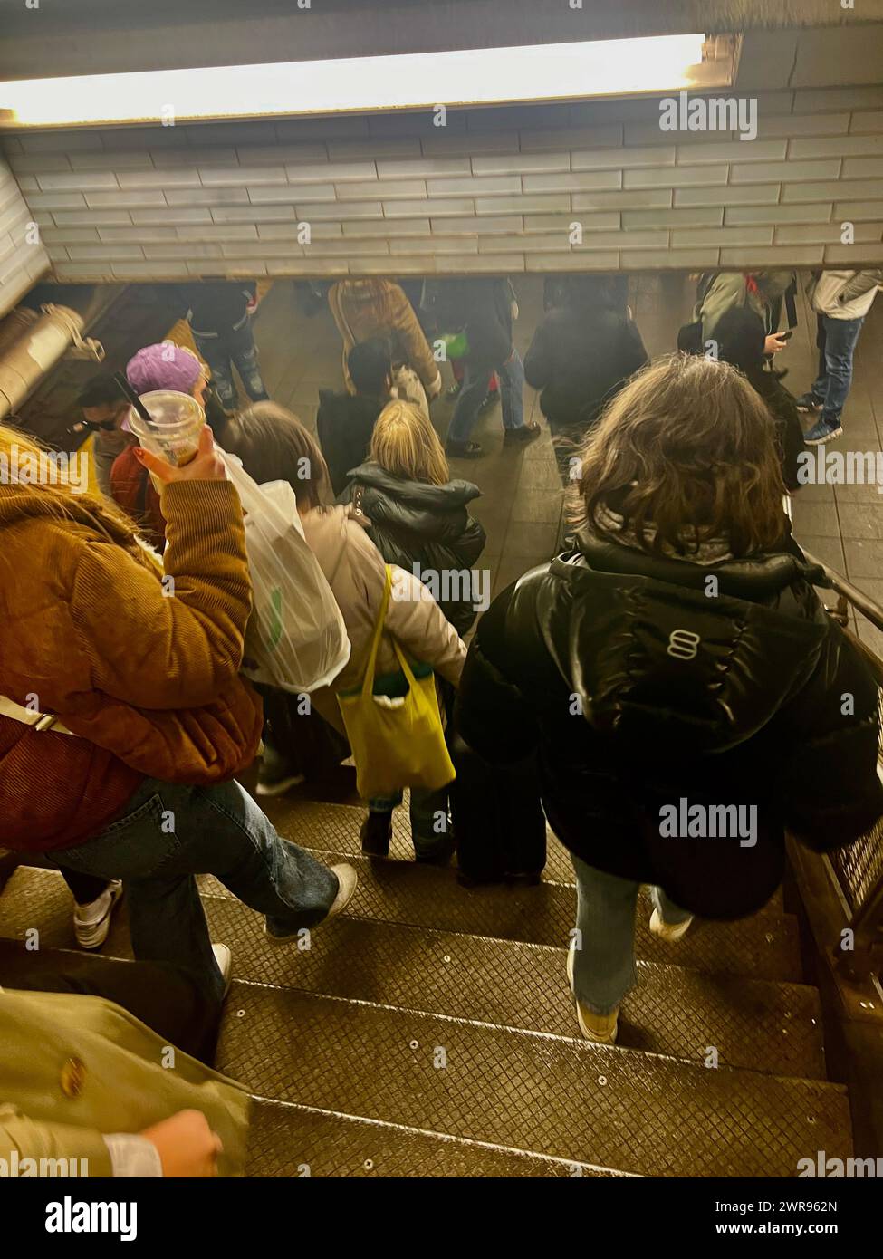 Crowded stairway down to a subway train platform in Manhattan, New York ...