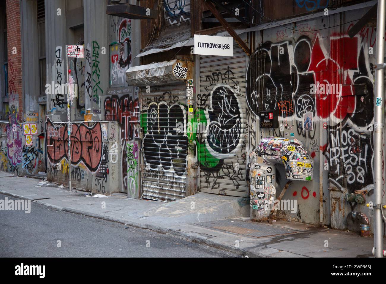 Cortlandt Alley at Canal Street in the Chinatown neighborhood of ...