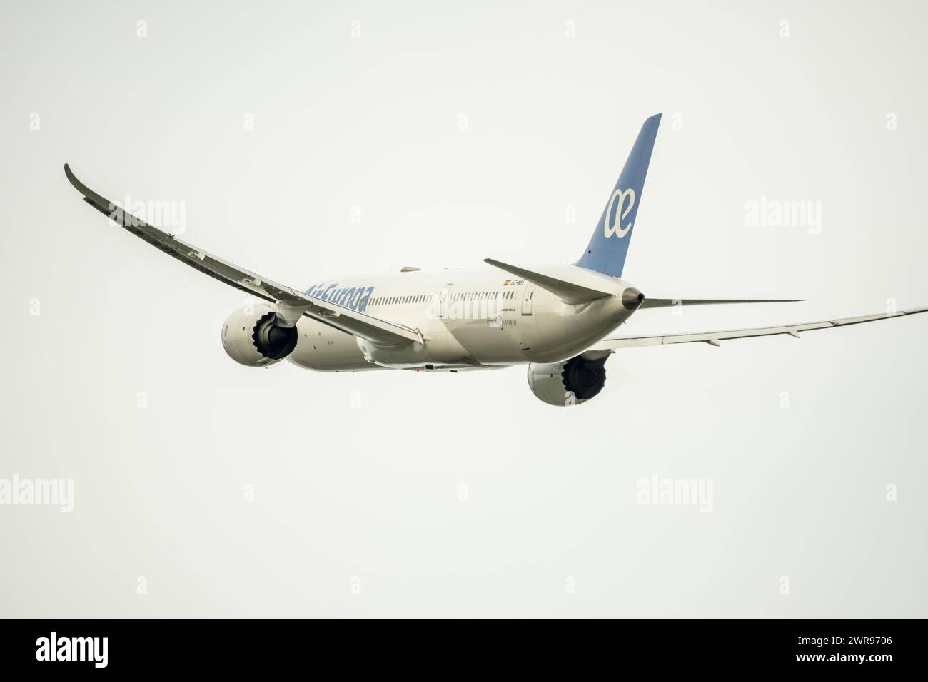 A passenger plane with its engines at maximum power heading to its ...