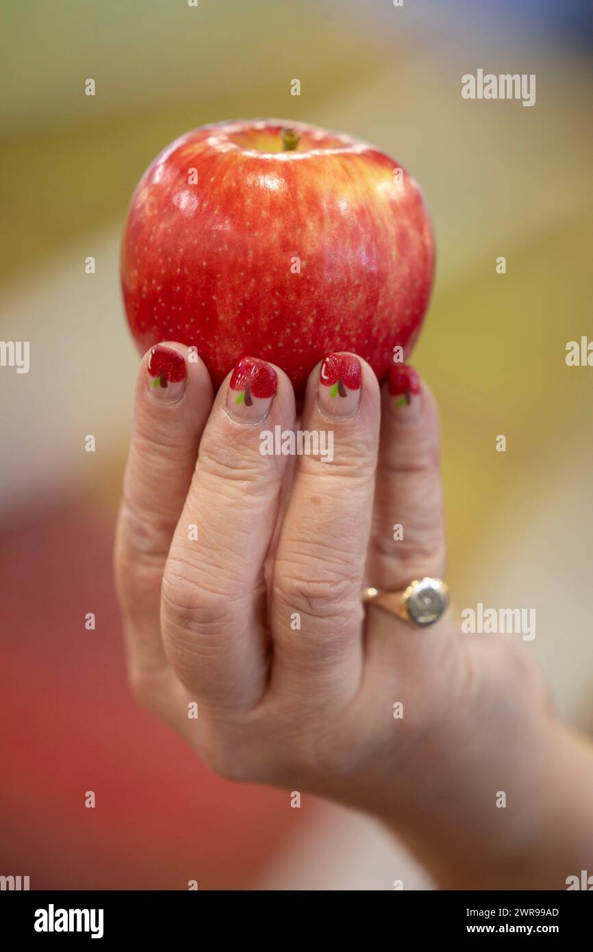 31/10/2023 With appropriately painted nails, Sarah Calcutt judges an ...